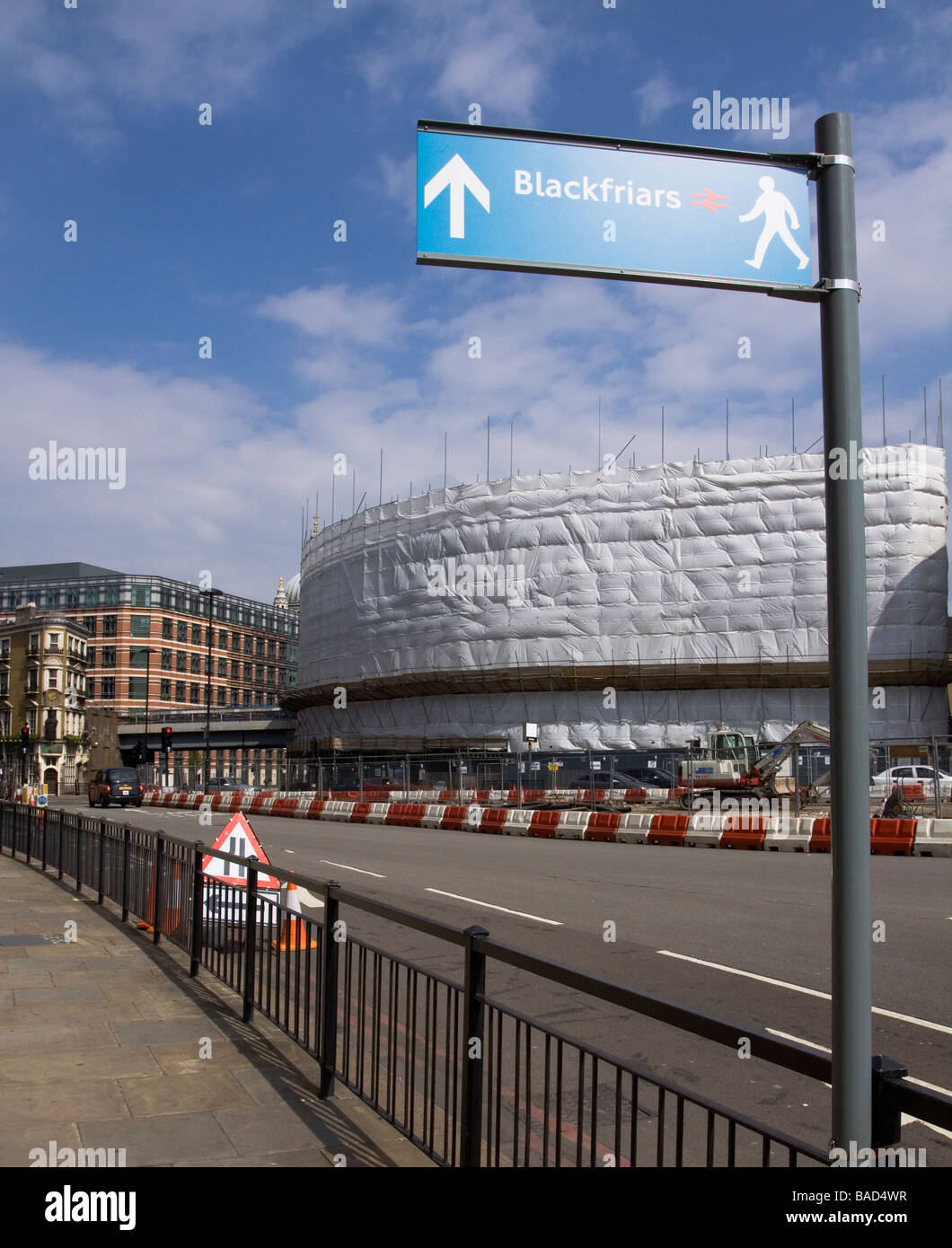 Train blackfriars station hi-res stock photography and images - Alamy