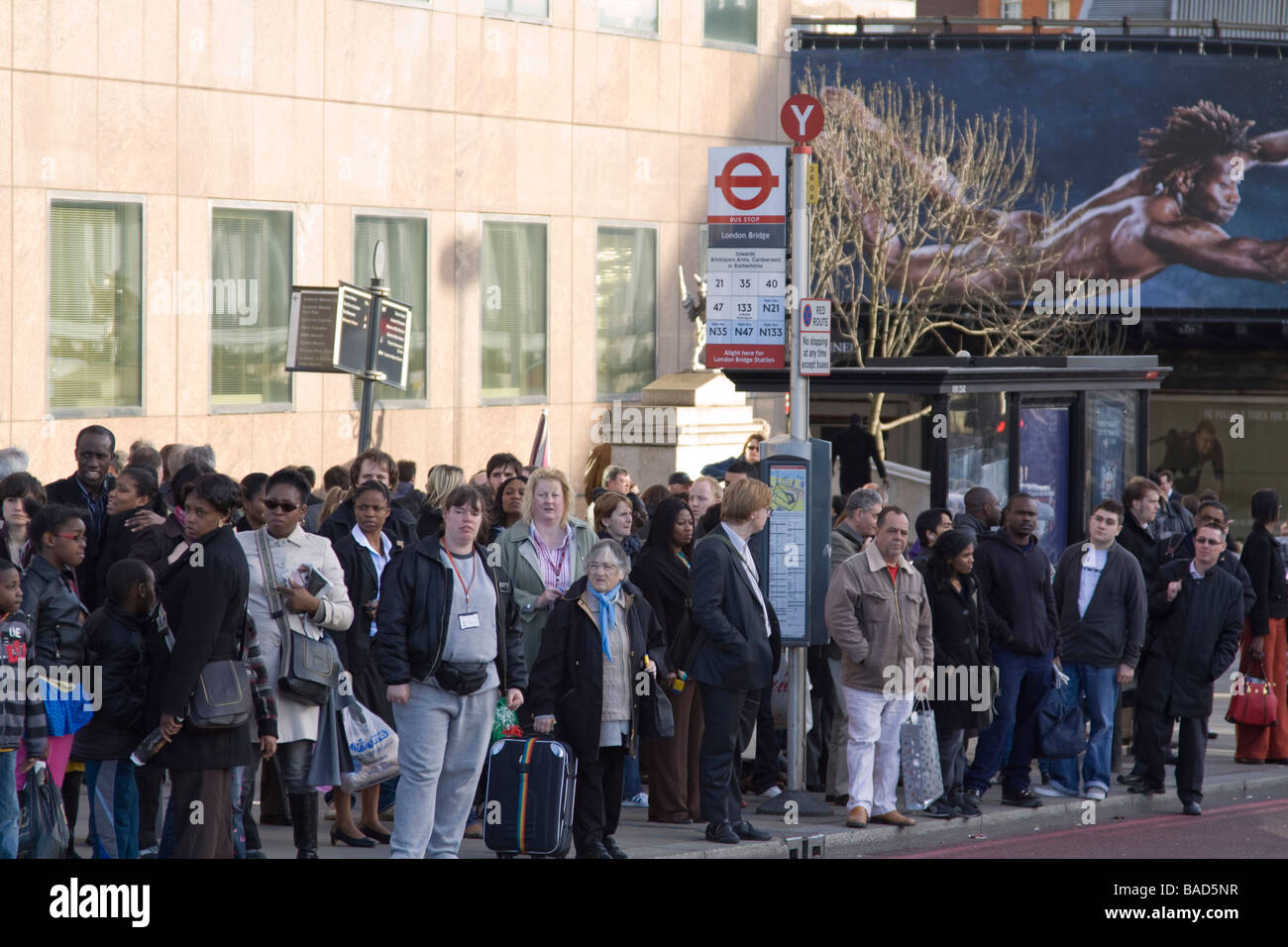 Crowded Bus Stop - Evening rush Hour - London Bridge Stock Photo - Alamy