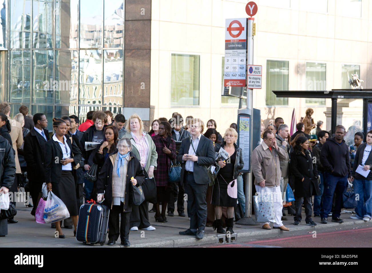 Crowded Bus Stop - Evening rush Hour - London Bridge Stock Photo - Alamy
