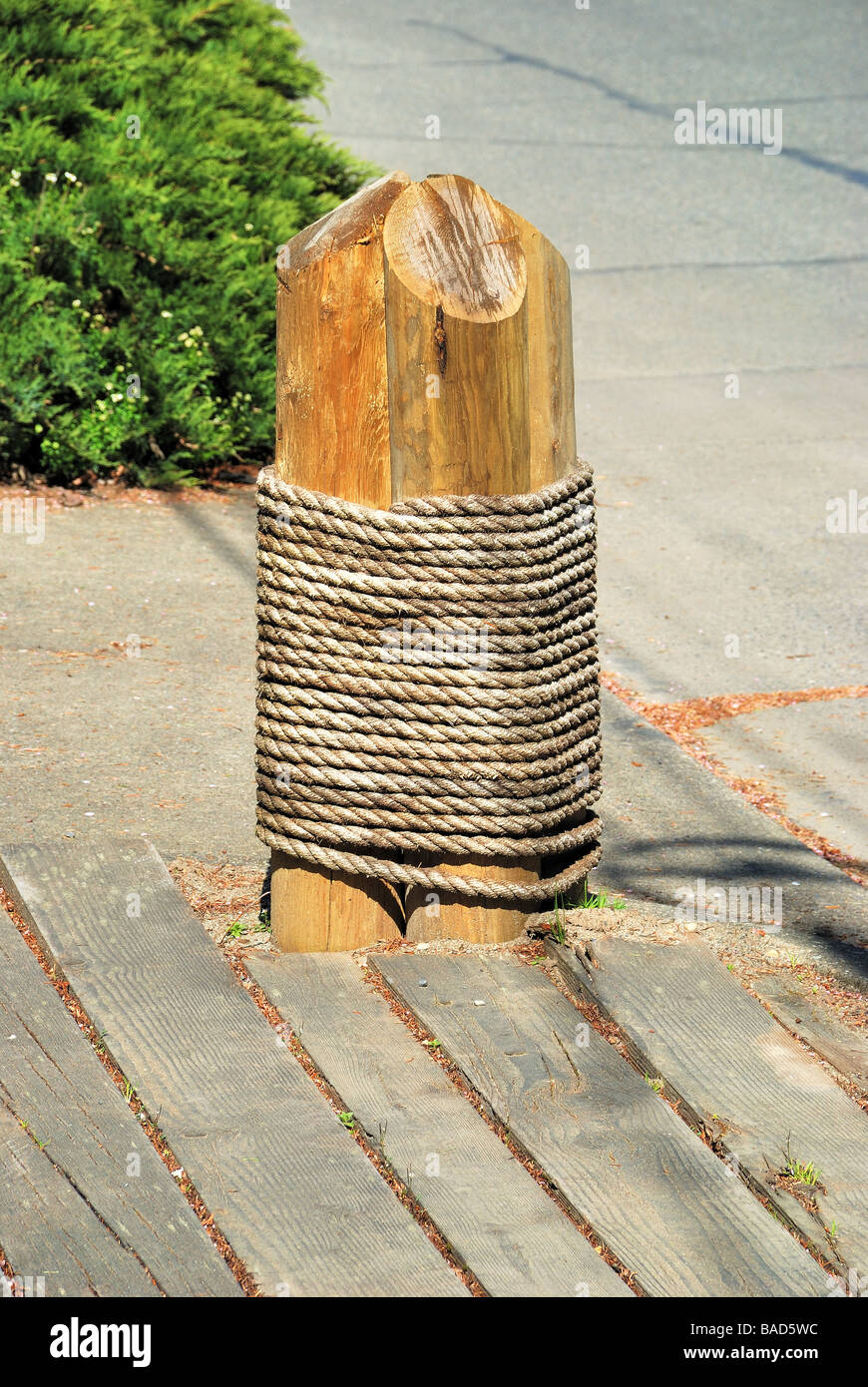 Wooden posts and rope hi-res stock photography and images - Alamy