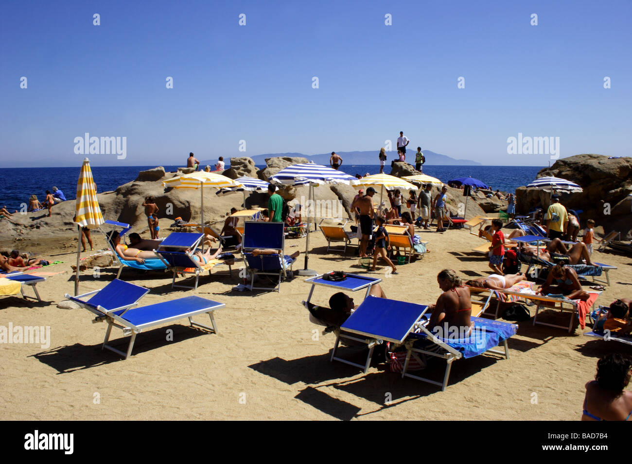 Giglio port: crowd on the beach Stock Photo - Alamy