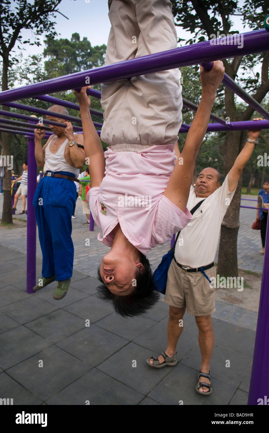 Old women exercise parks hi-res stock photography and images - Alamy