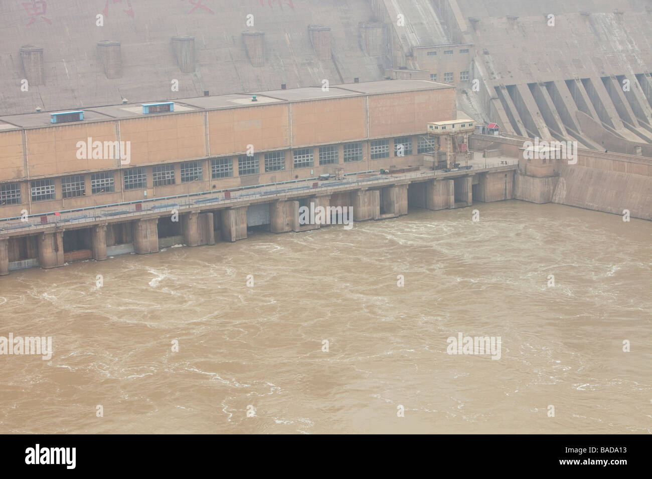Sanmanxie hydroelectric dam across the Yellow River in northern China ...