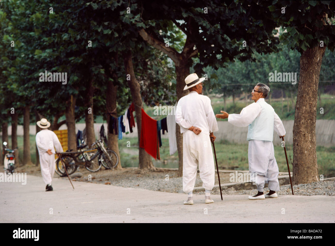 Korean man in traditional dress hi-res stock photography and images - Alamy