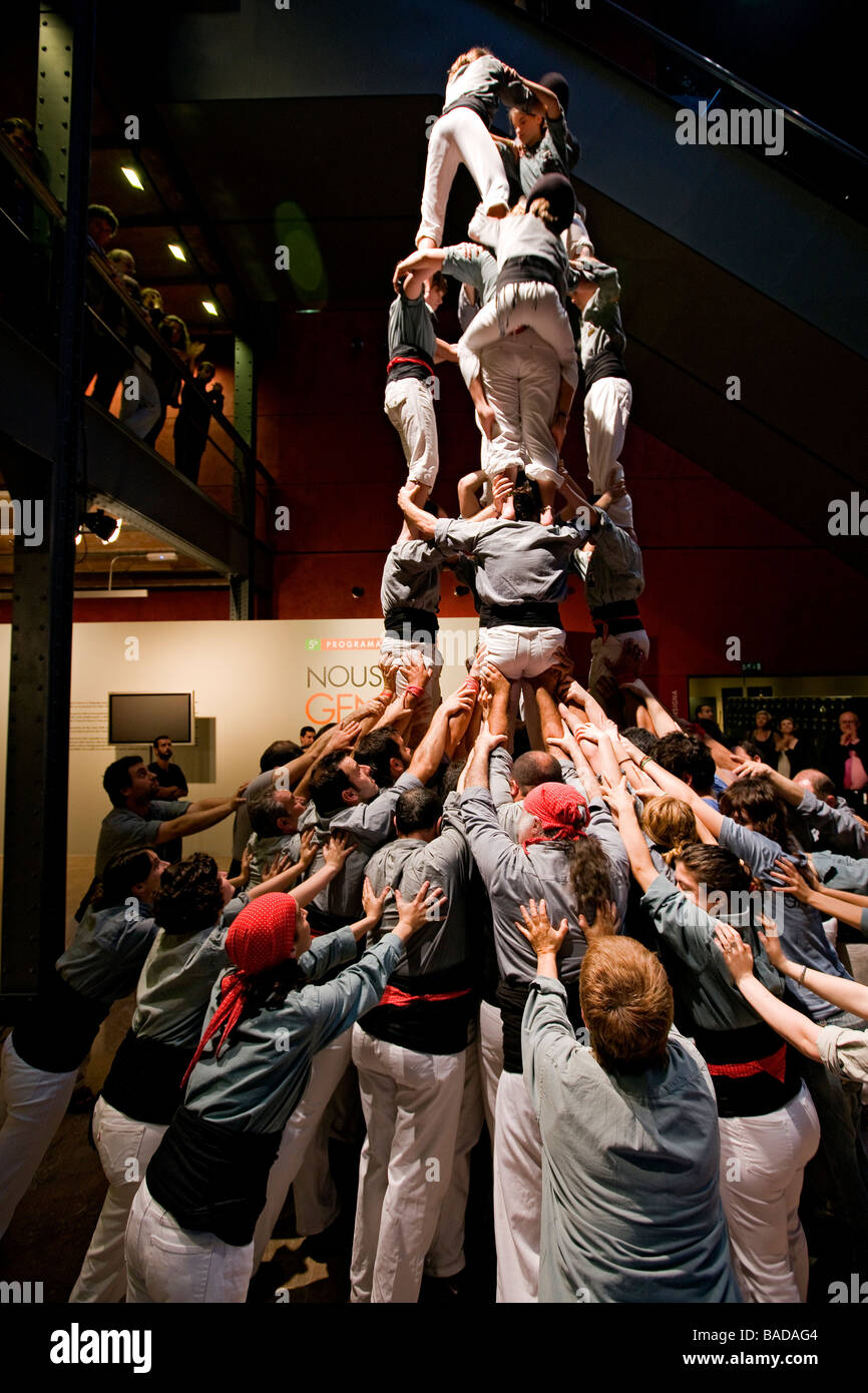 Spain, Catalunya, Barcelona, traditional human pyramid Stock Photo - Alamy
