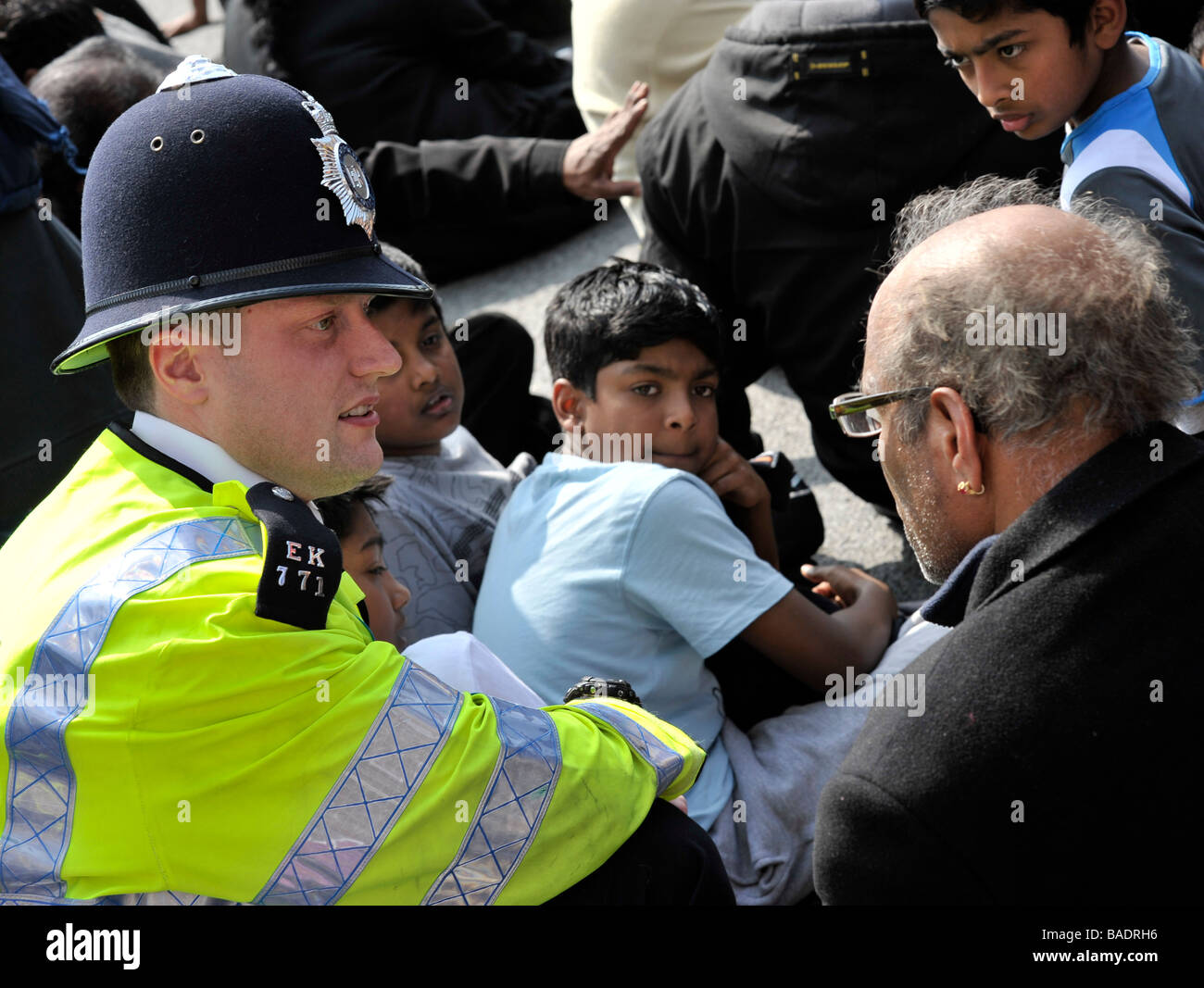 metropolitan police negotiating tamil sit down protest parliament ...