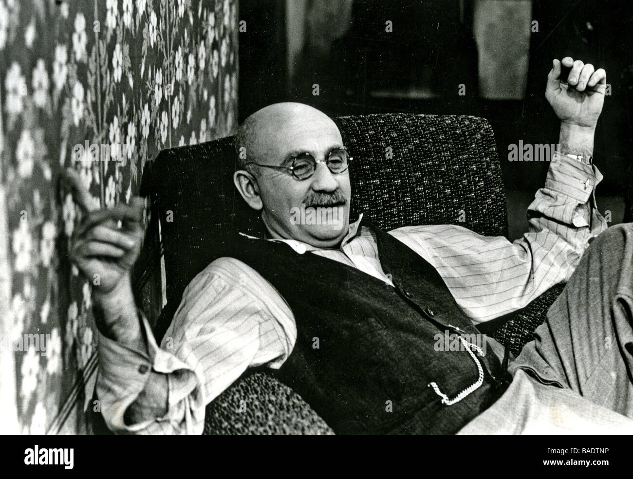 TILL DEATH US DO PART BBC TV series with Warren Mitchell rehearsing a ...