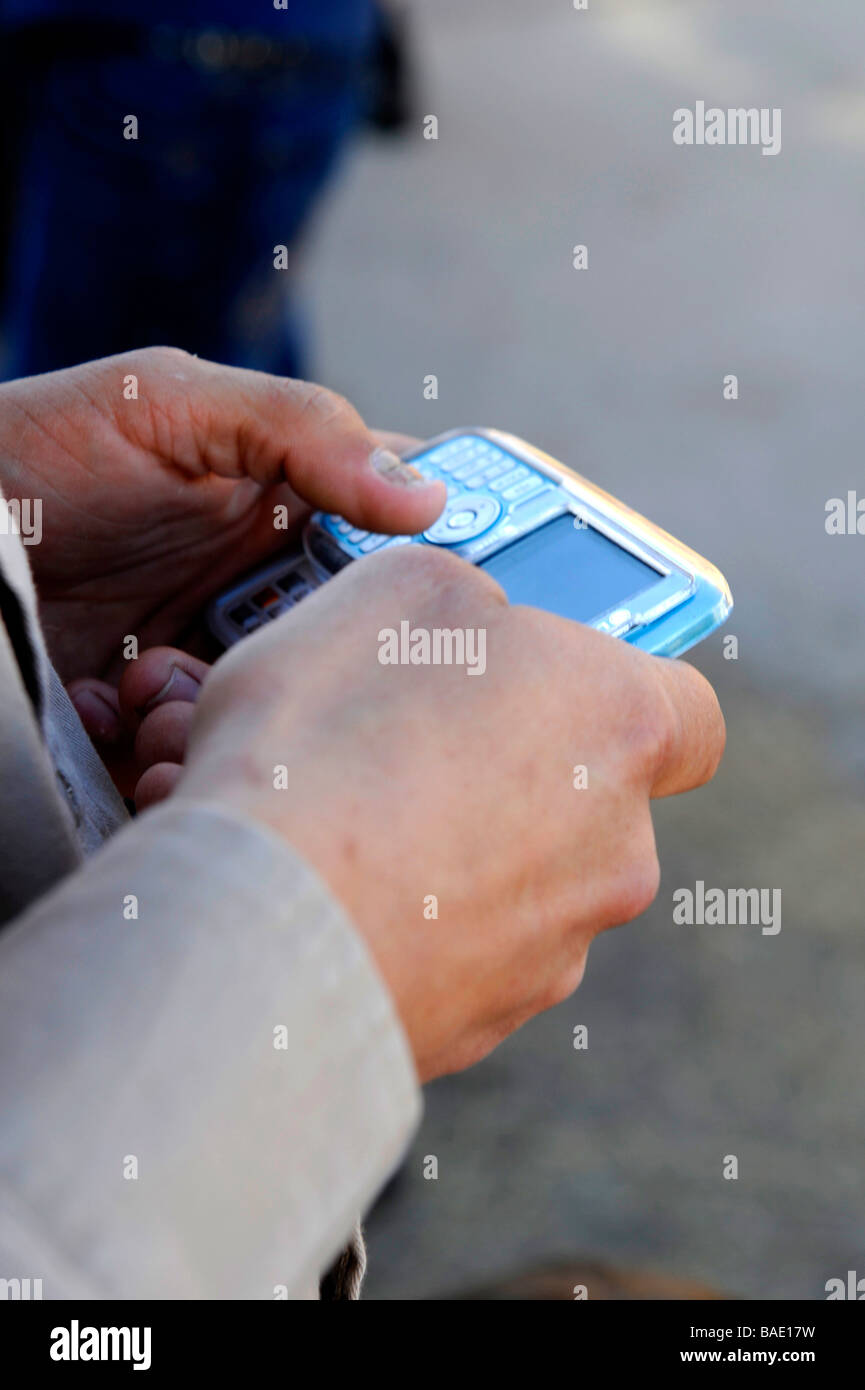 Man using cell phone to text message Stock Photo - Alamy