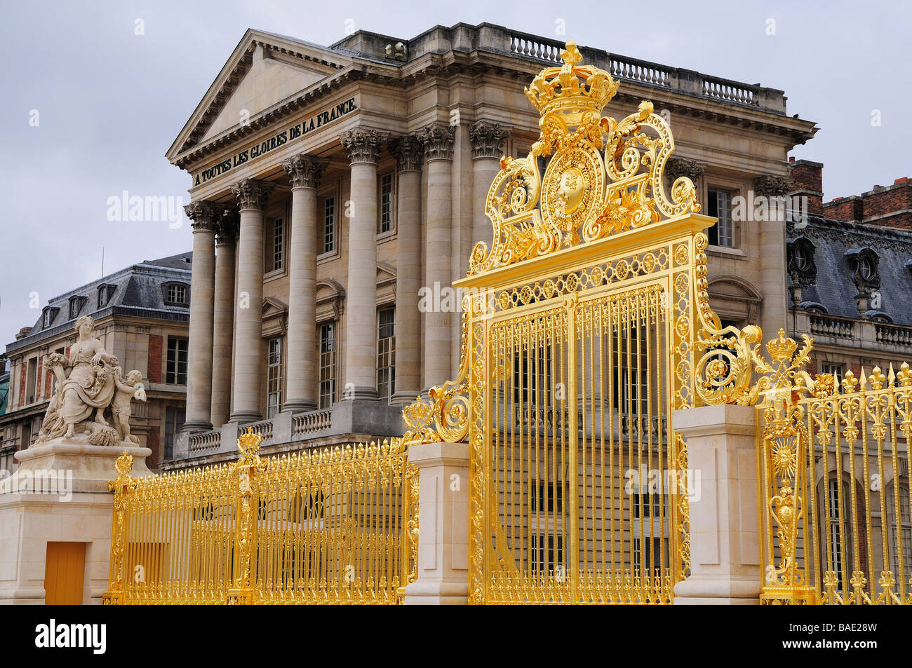 Golden gates of versailles palace hi-res stock photography and images ...