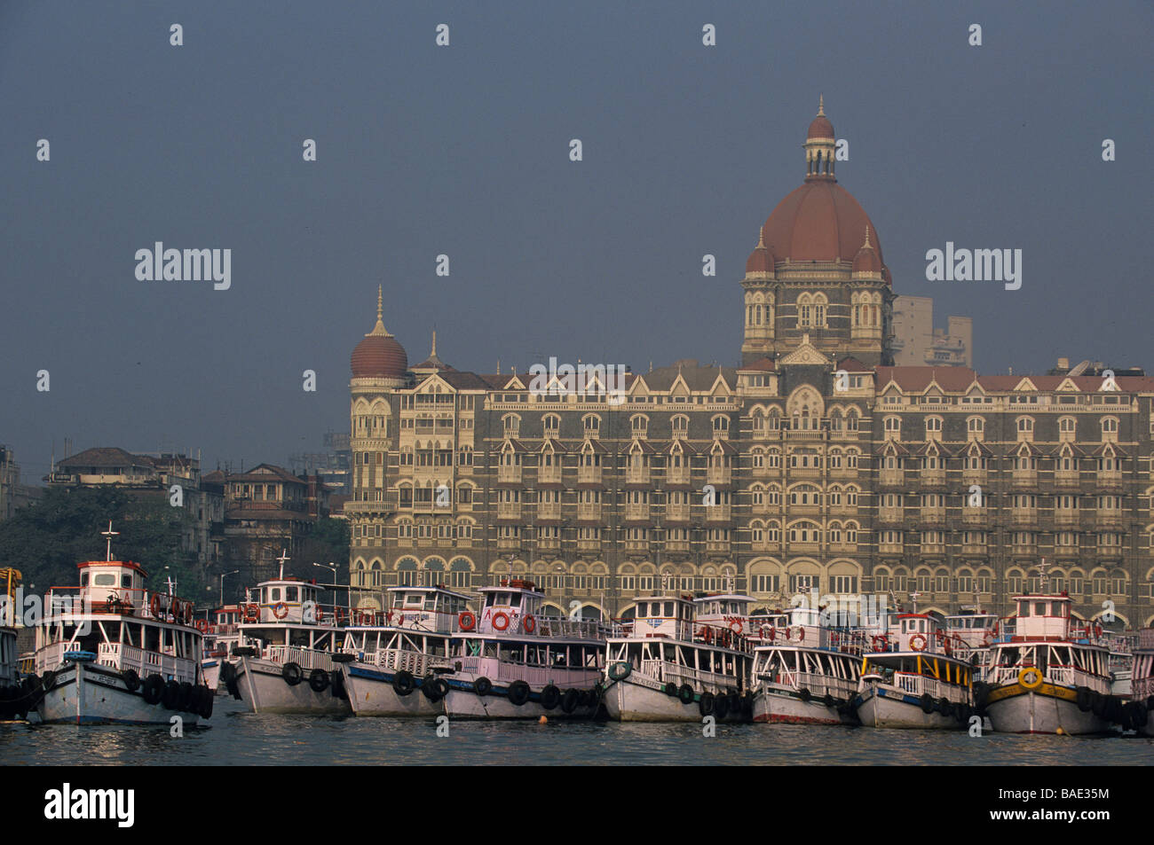 India, Maharashtra State, Mumbai (Bombay), Taj Mahal Palace hotel and the harbour Stock Photo ...