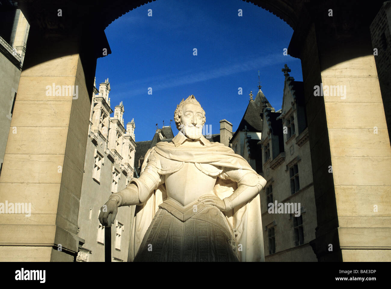 King henri iv statue hi-res stock photography and images - Alamy