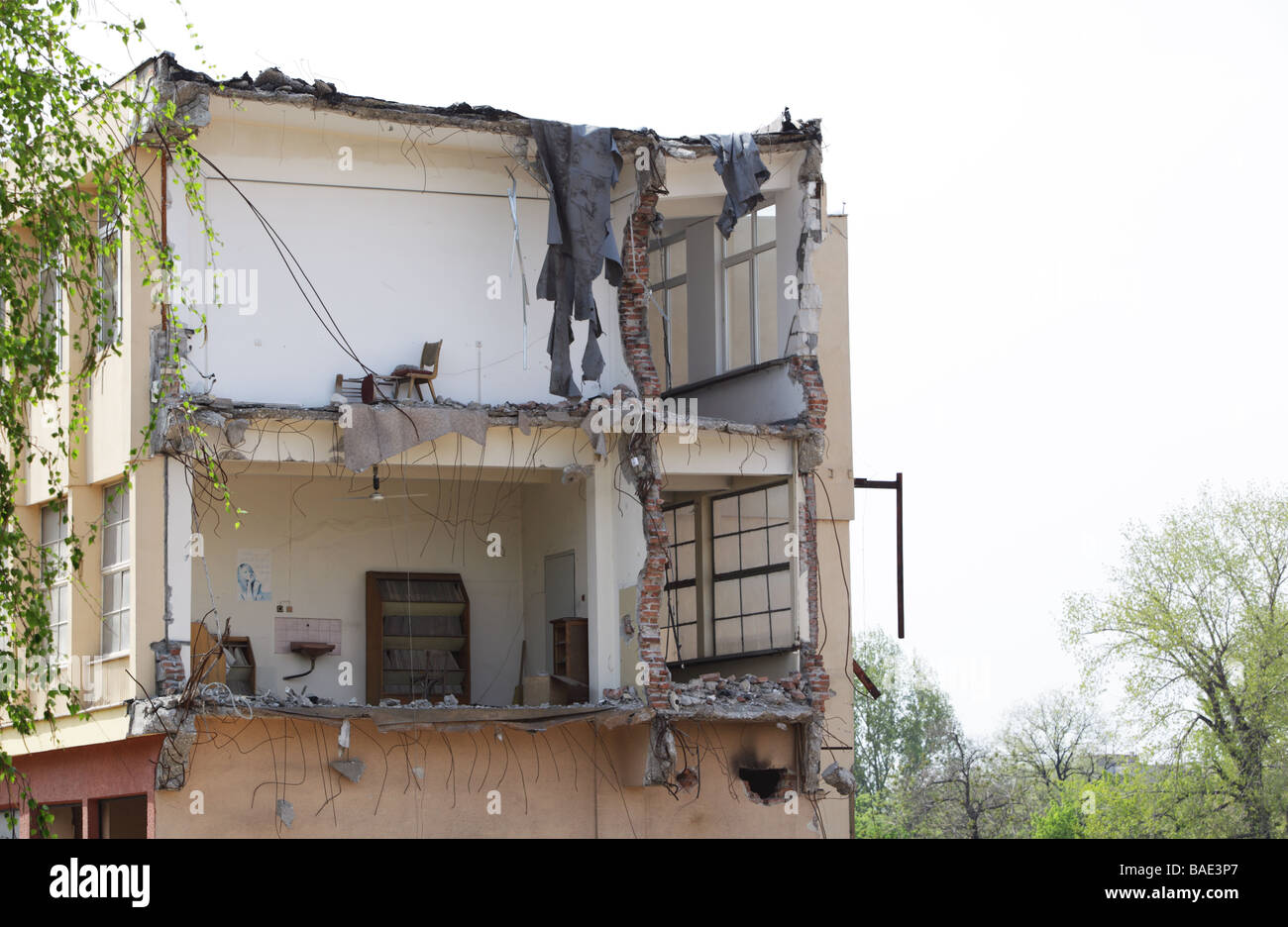 Quake building hi-res stock photography and images - Alamy