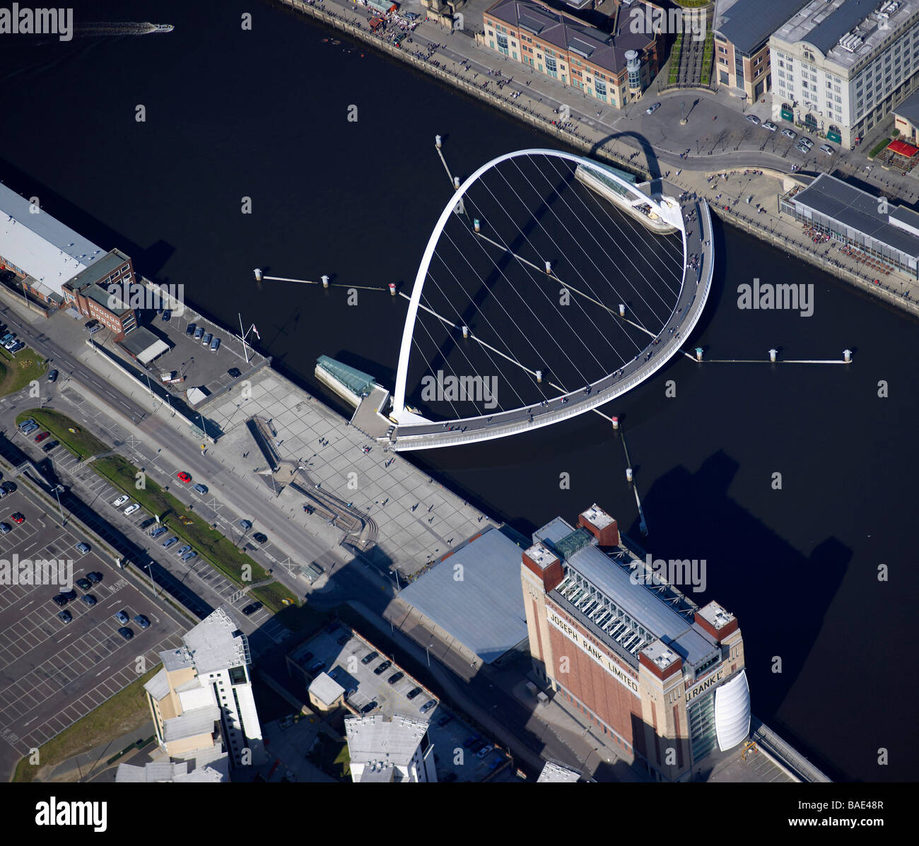 Gateshead Millenium Bridge and River Tyne, Newcastle Upon Tyne, North ...