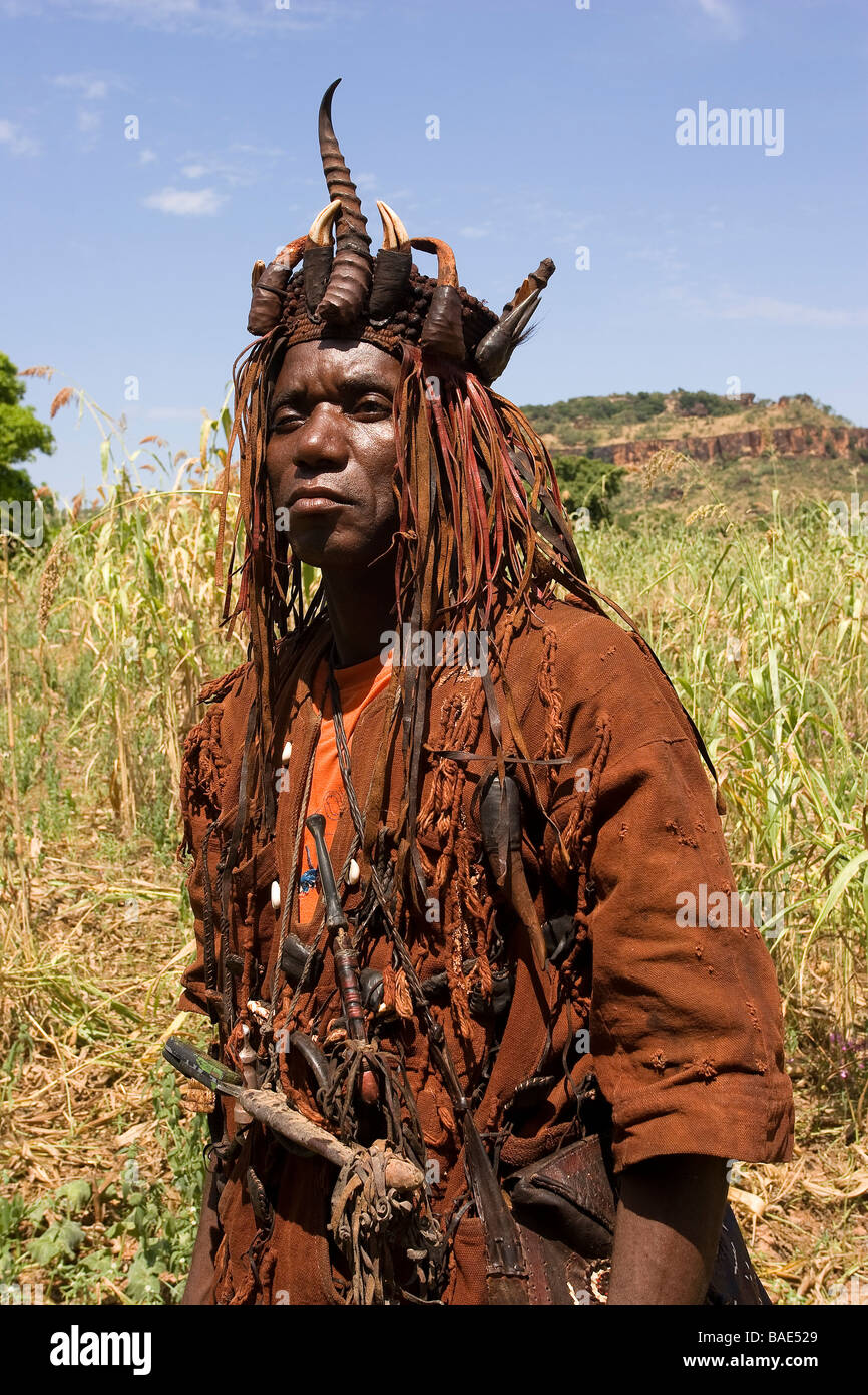 Mali, Bamba hunter wearing a hat with lions' fangs and does' horns ...