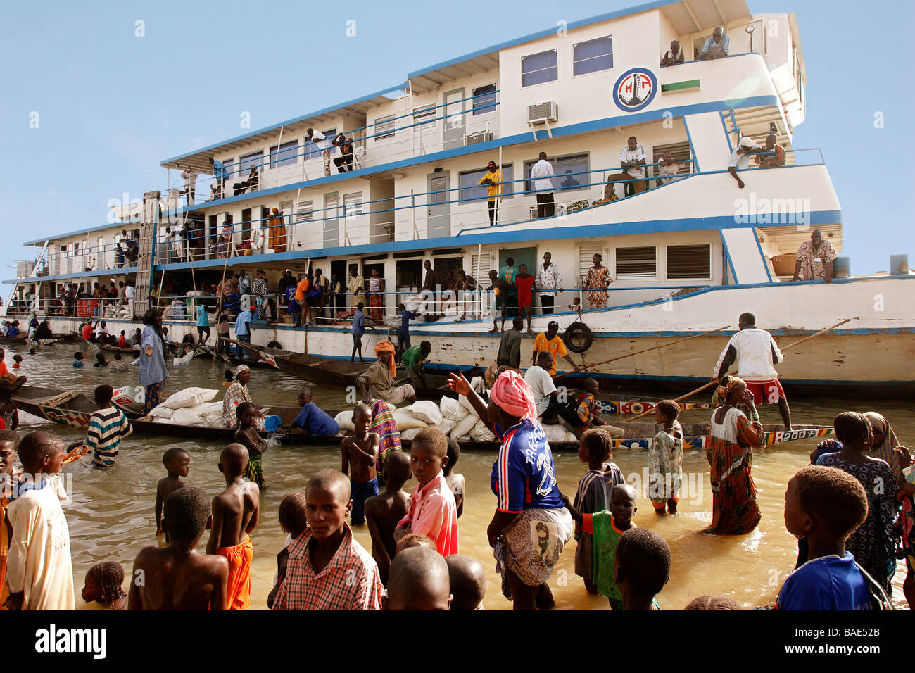 Crowd on boat hi-res stock photography and images - Alamy