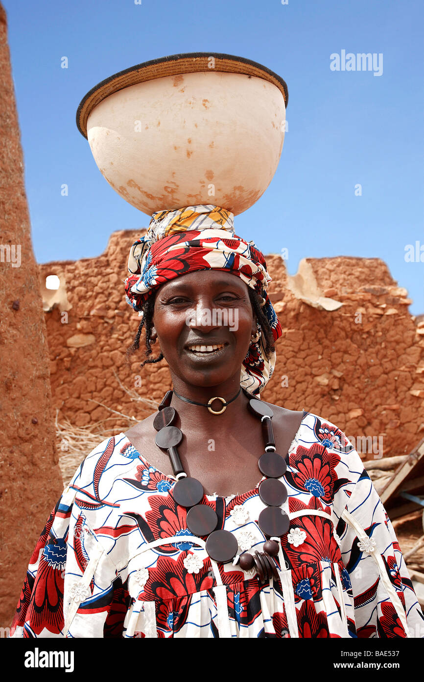 Mali, Dogon woman Stock Photo - Alamy