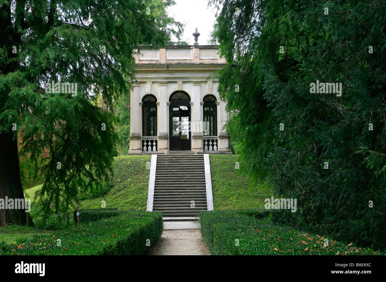 House villa hi-res stock photography and images - Alamy