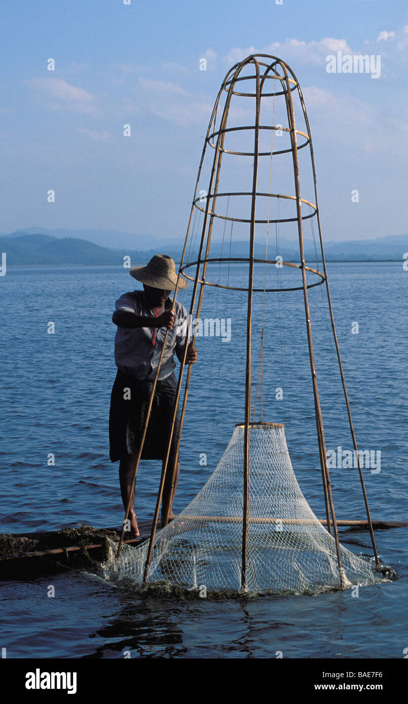 Myanmar (Burma), Shan State, Inle Lake, fisherman of Intha ethnic group ...