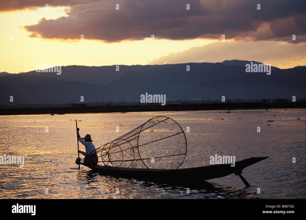 Myanmar (Burma), Shan State, Inle Lake, fisherman of Intha ethnic group ...