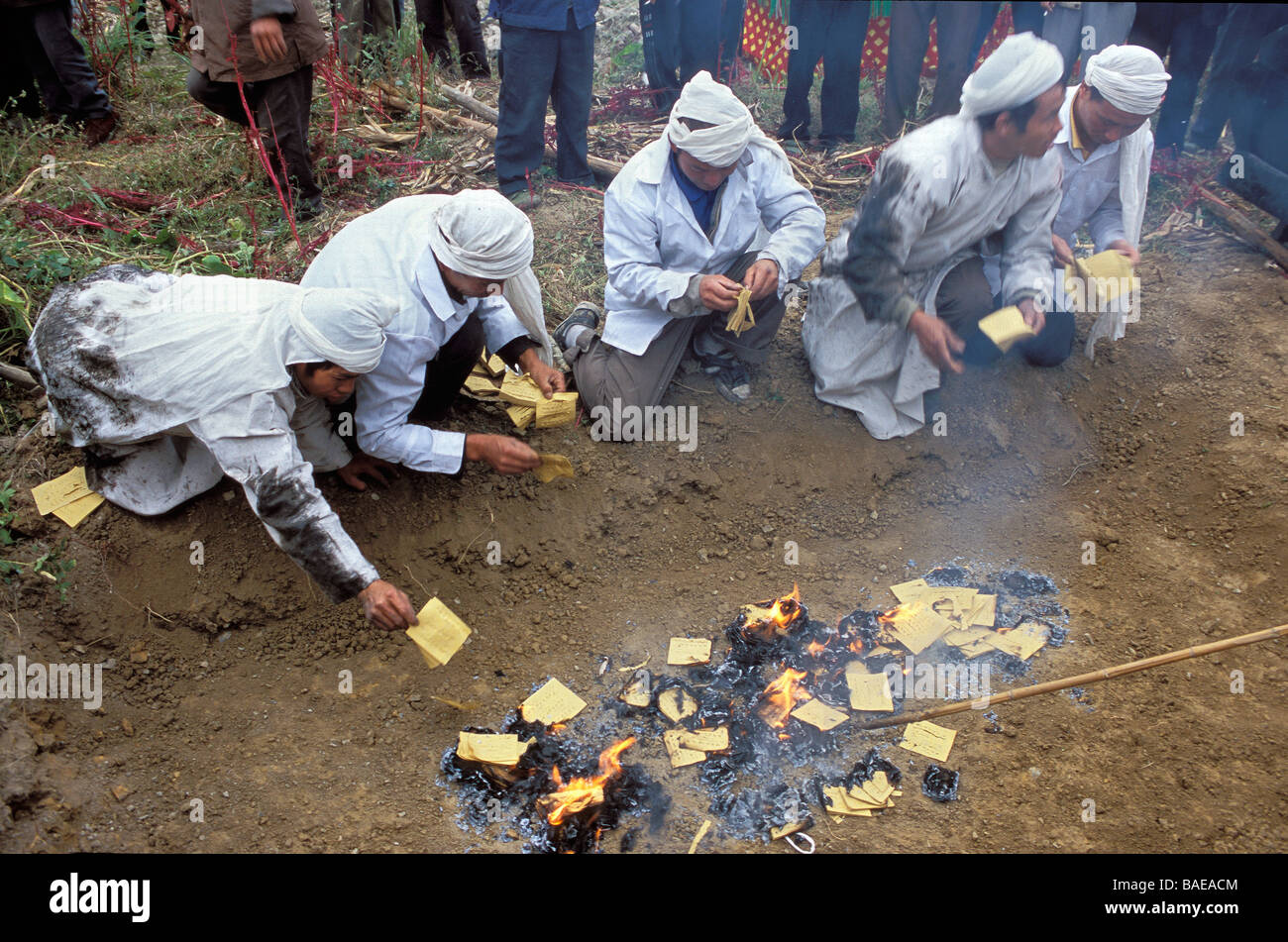 China, Guizhou province, Jinqiao, Han funeral, burning of fake money ...