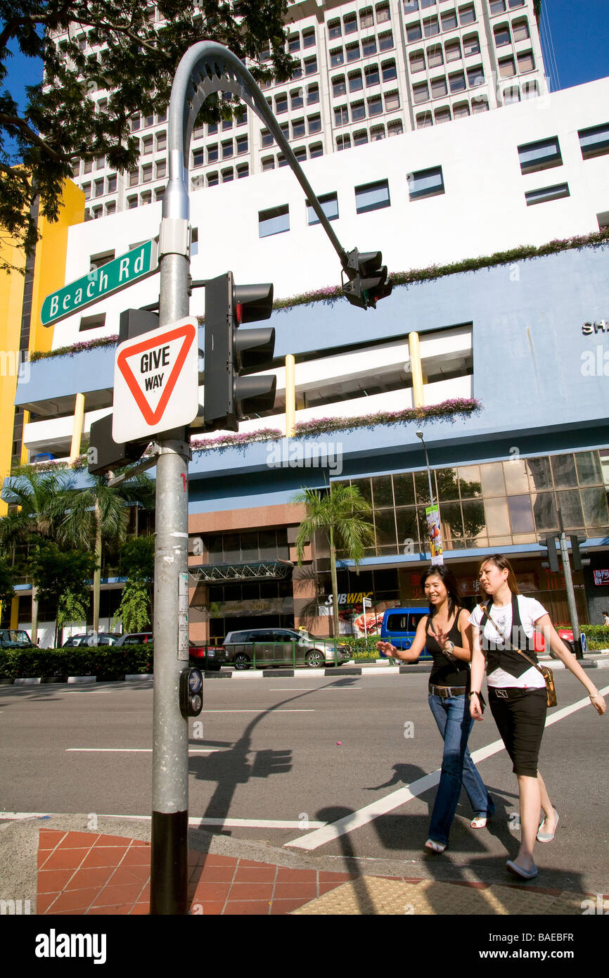 Singapore, Beach Road, girls before Shaw Tower Stock Photo - Alamy