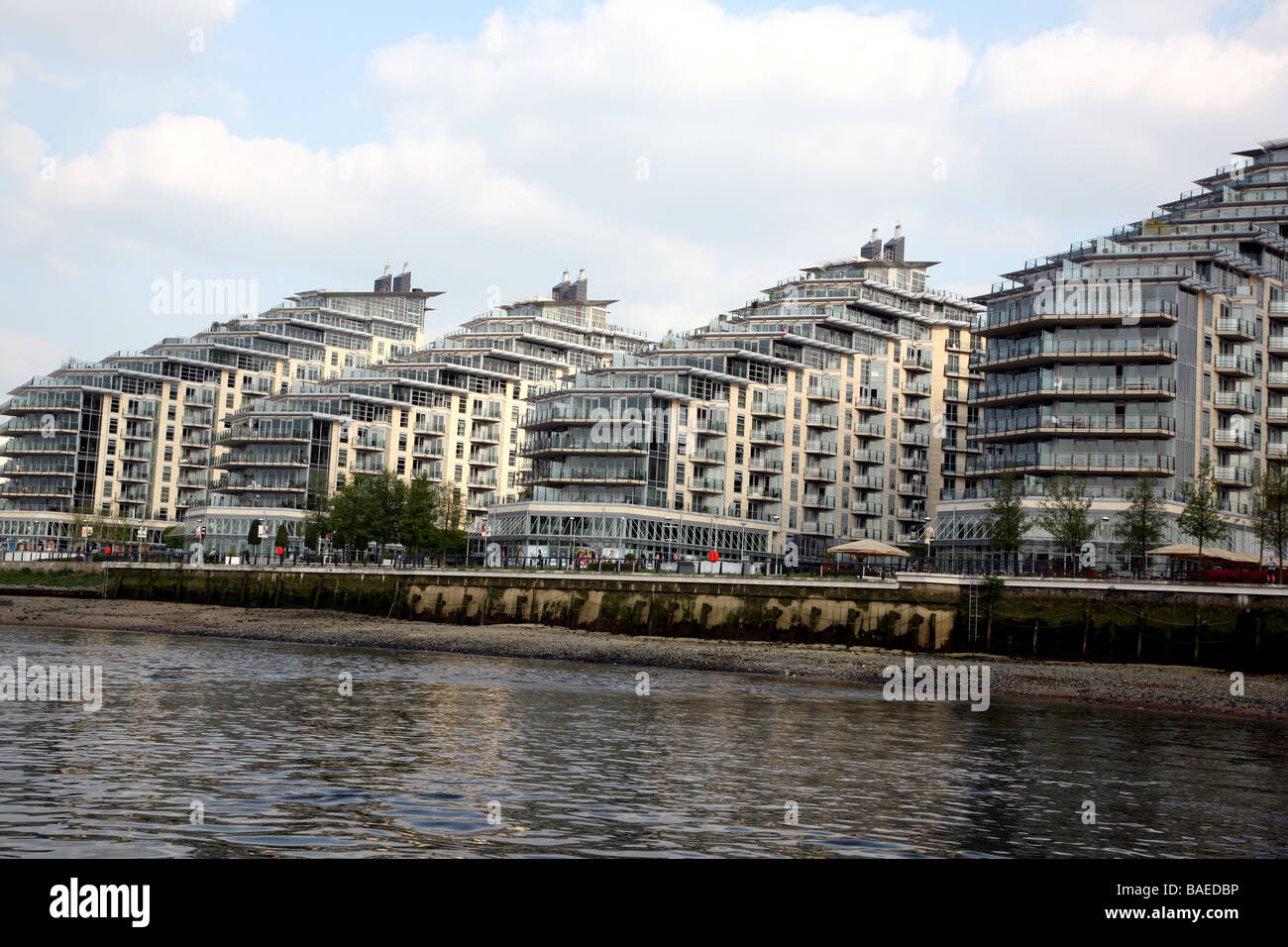 London riverside luxury flats hi-res stock photography and images - Alamy