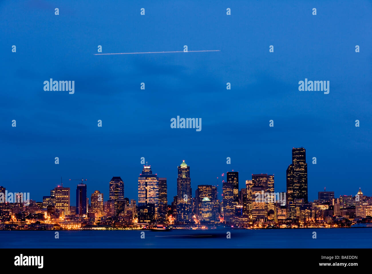 Seattle dusk skyline usa skyscraper hi-res stock photography and images ...