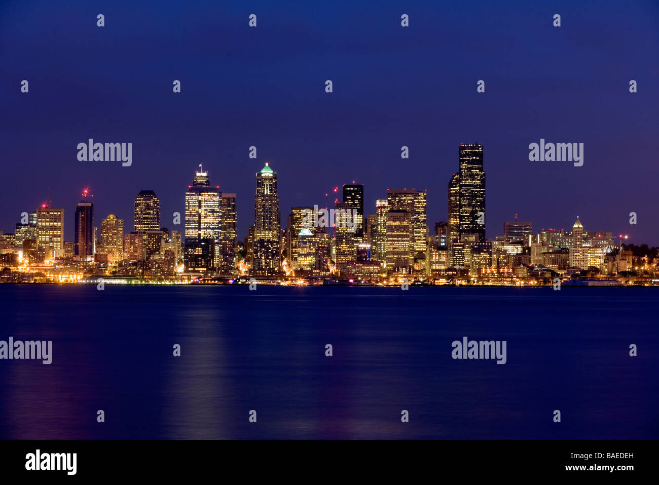 Seattle dusk skyline usa skyscraper hi-res stock photography and images ...