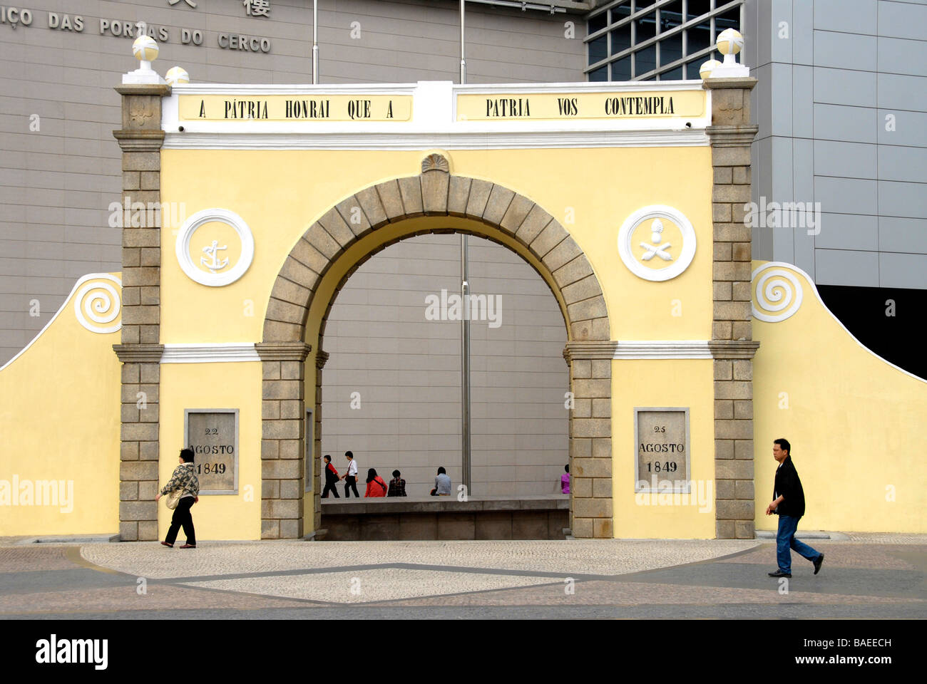 The old Barrier Gate (Portas do Cerco) with the new Barrier Gate ...