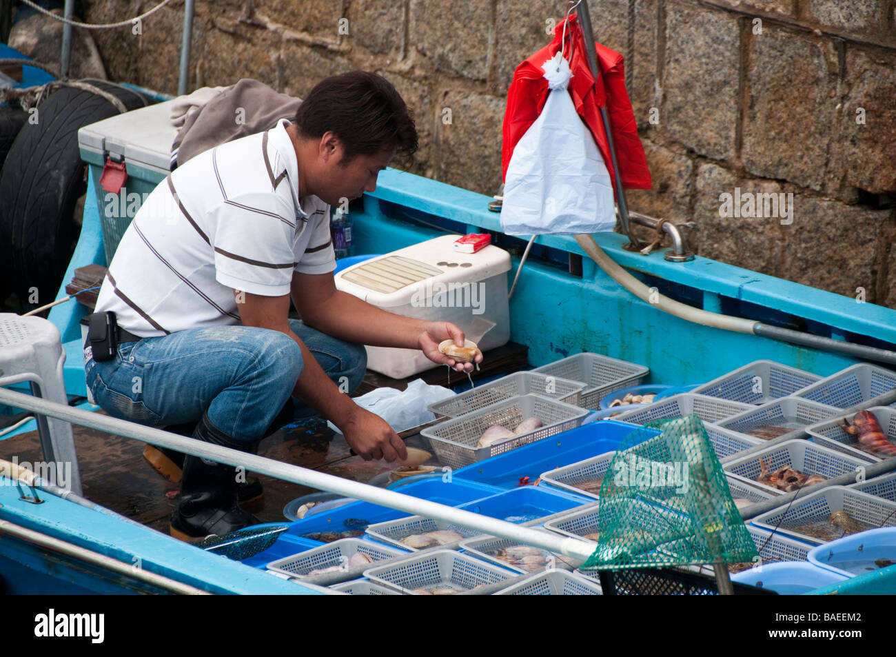 Fisherman selling the catch of the day Stock Photo - Alamy