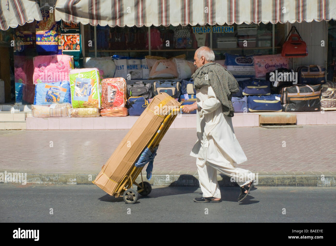 Poverty dubai hi-res stock photography and images - Alamy