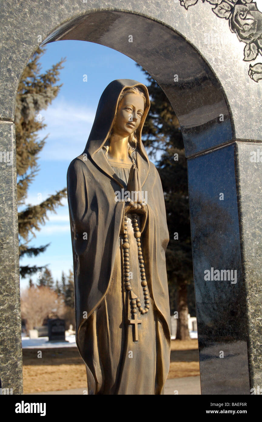 Mary statue tombstone cemetery hi-res stock photography and images - Alamy