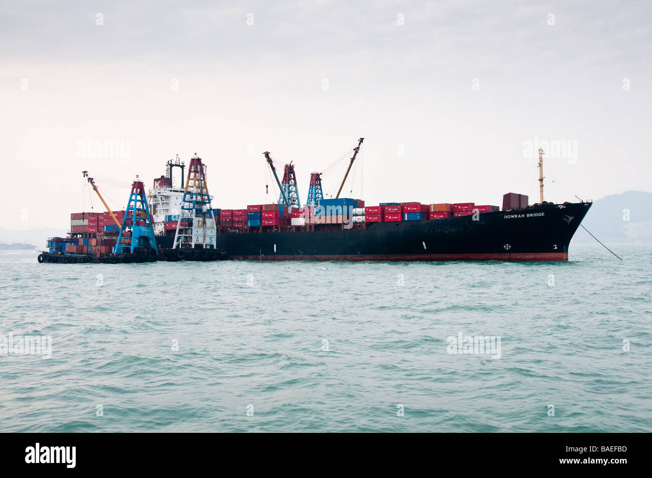 Crane unloads shipping container hi-res stock photography and images ...
