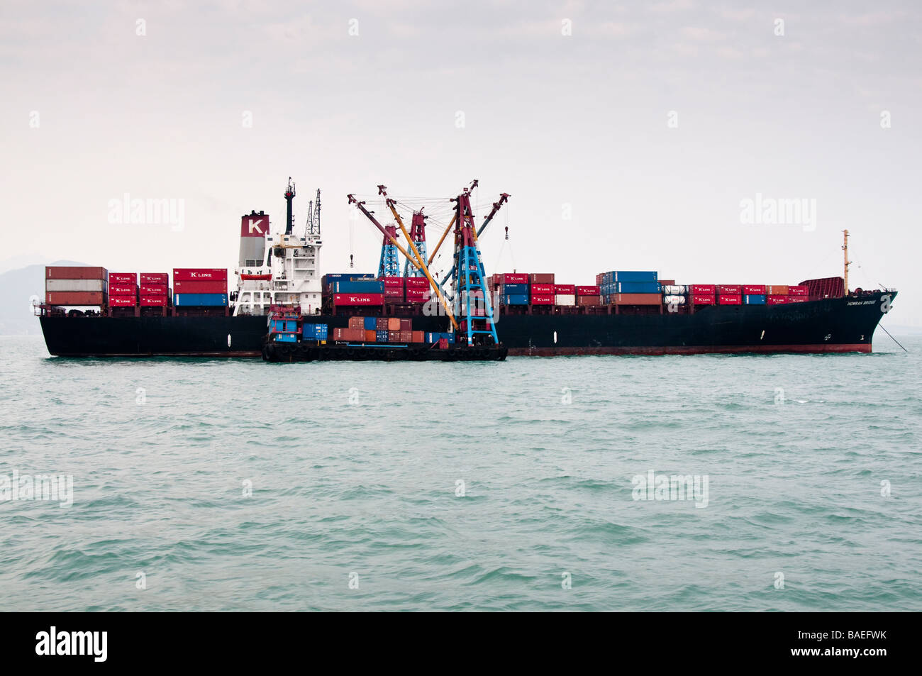 Container ship offloading hi-res stock photography and images - Alamy