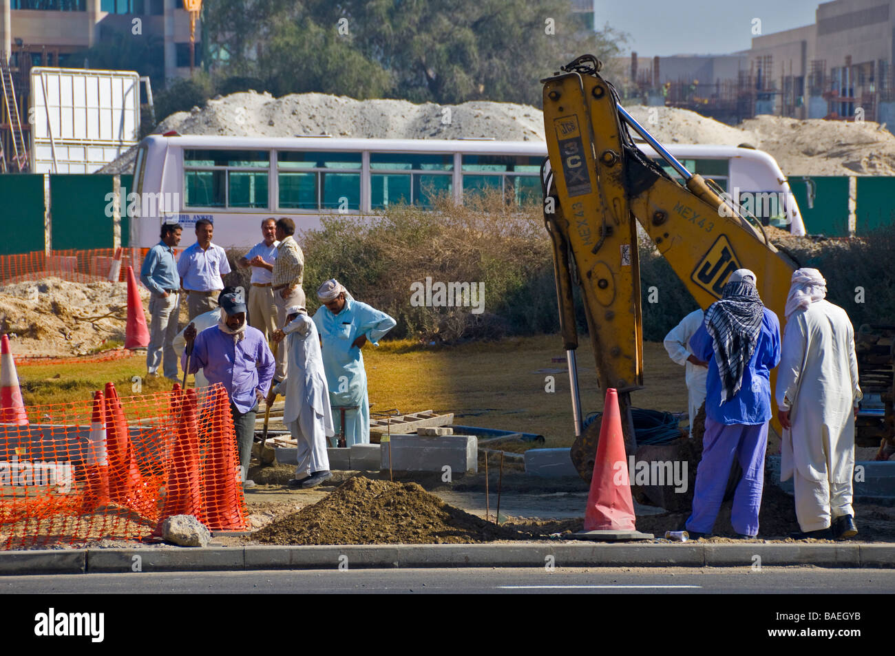 Workers dubai hi-res stock photography and images - Alamy