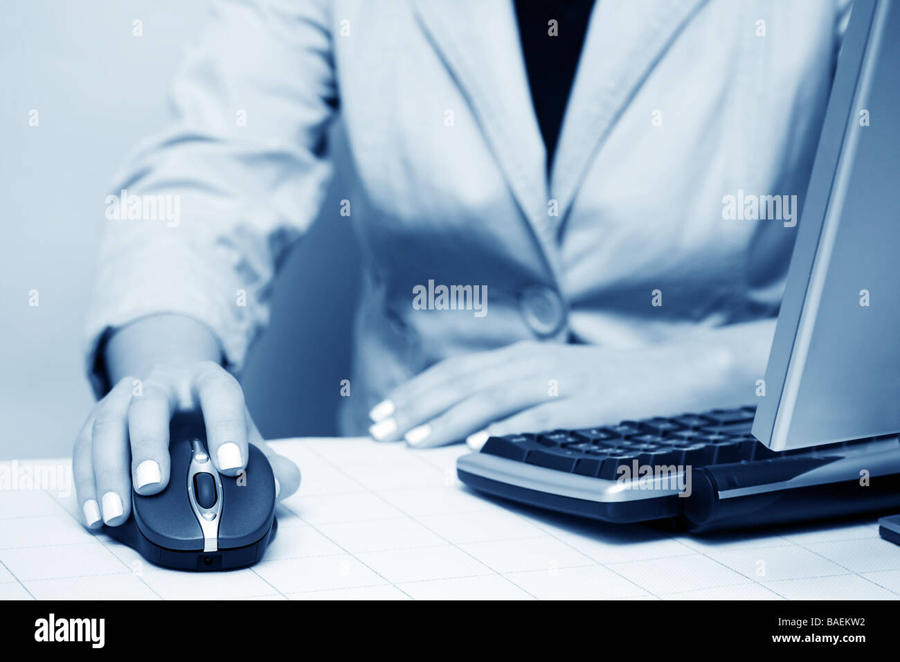 Female hand holding the wireless computer mouse Stock Photo - Alamy