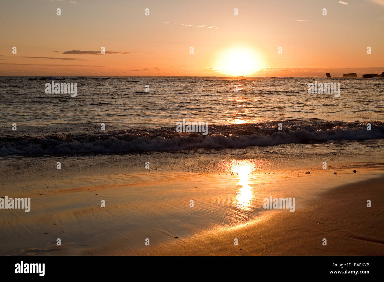 Setting sun over ocean Stock Photo - Alamy