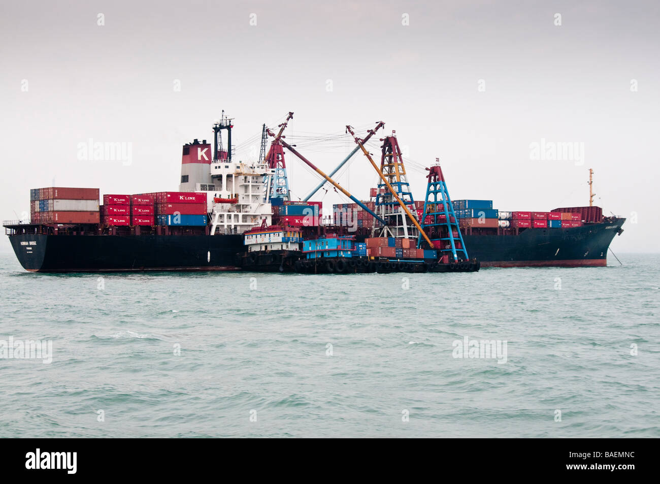 Container ship offloading hi-res stock photography and images - Alamy