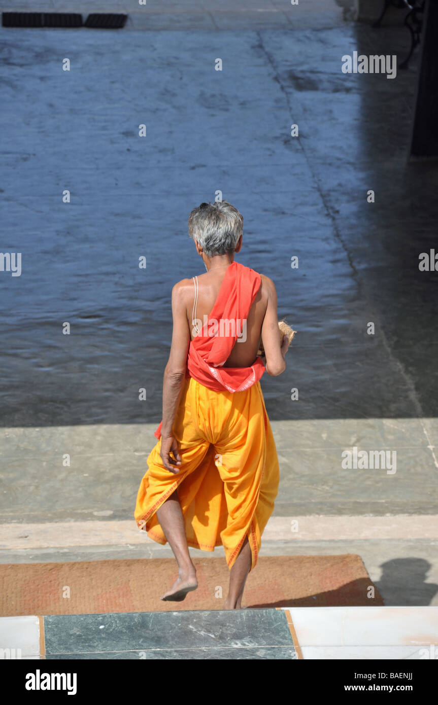 Indian temple priest hi-res stock photography and images - Alamy