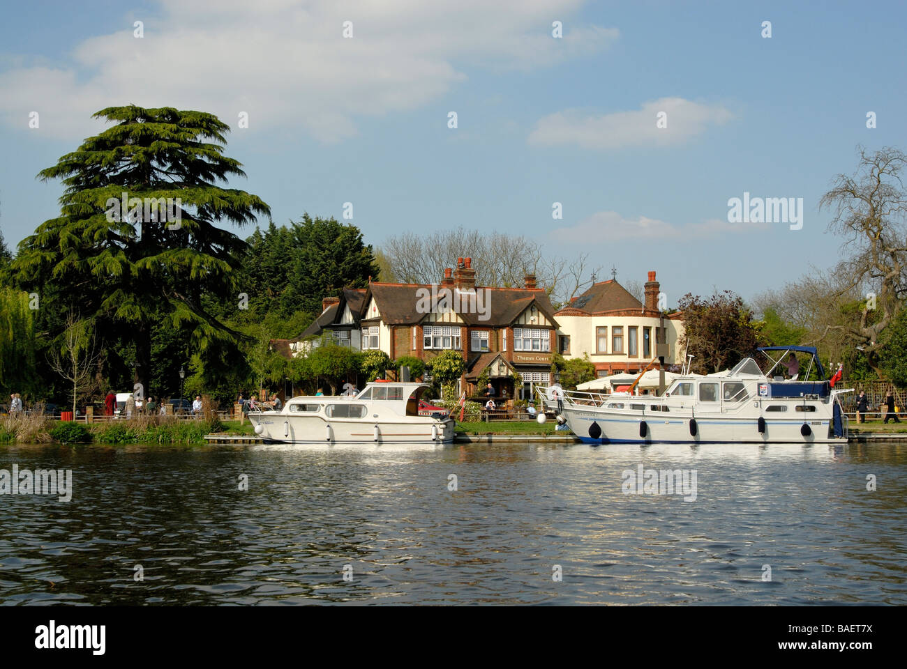 Thames Court riverside pub and moored motor cruisers, River Thames ...