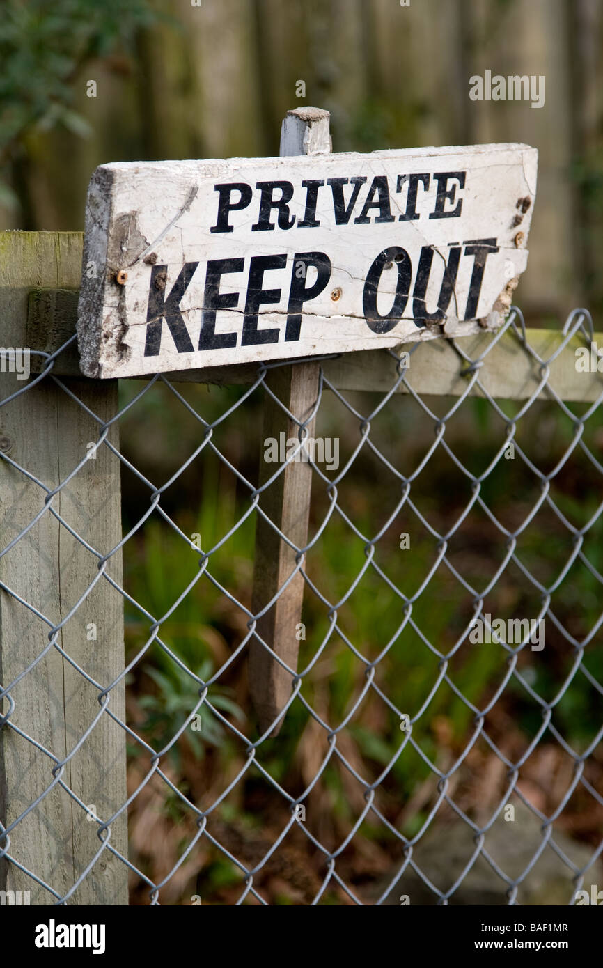 "Keep Out" sign attached to a fence Stock Photo - Alamy