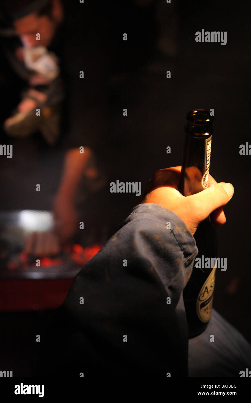 Beer bottle neck and hold hi-res stock photography and images - Alamy