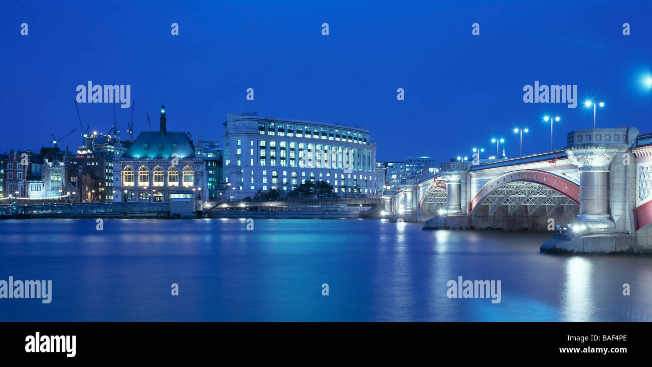 Unilever house 100 victoria embankment hi-res stock photography and ...