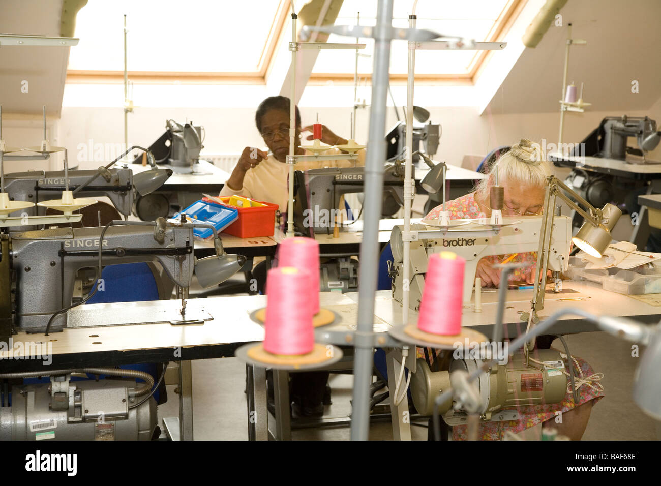 Black sewing machines hi-res stock photography and images - Alamy