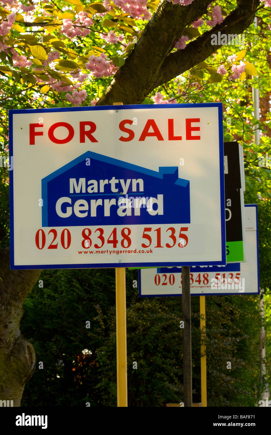 House for sale signs london hi-res stock photography and images - Alamy