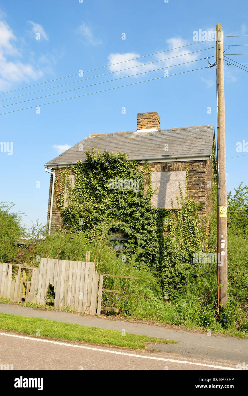 House boarded up windows hi-res stock photography and images - Alamy