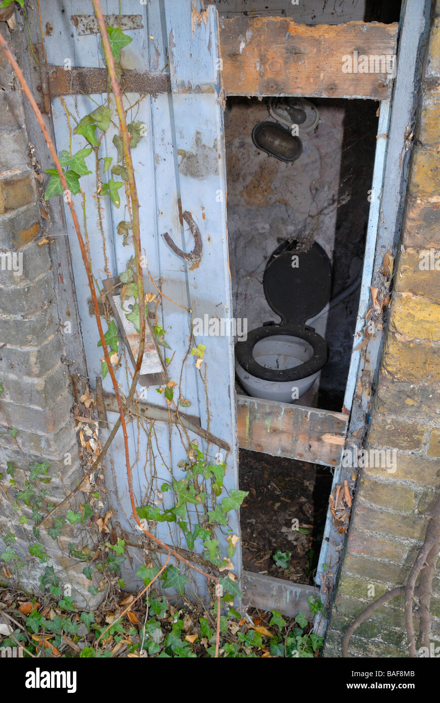 Old outside toilet hi-res stock photography and images - Alamy