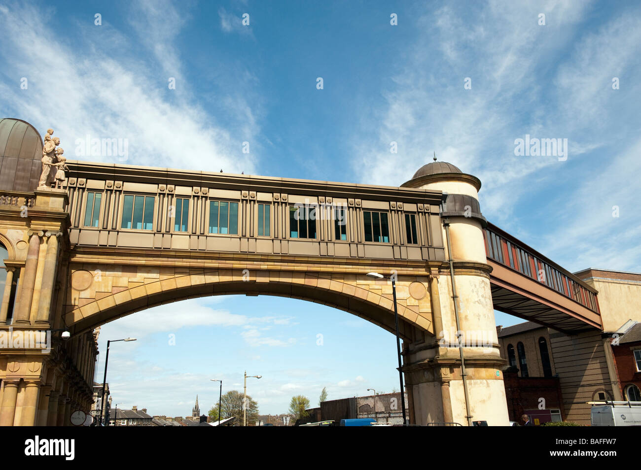 Footbridge over "Station Parade" in Harrogate, "North Yorkshire ...
