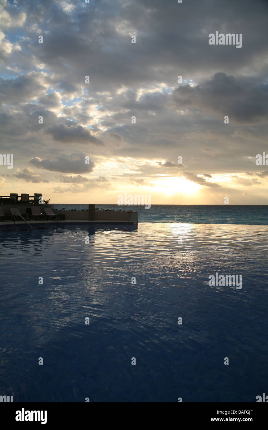 Infinity pool in Cancun, Mexico Stock Photo - Alamy