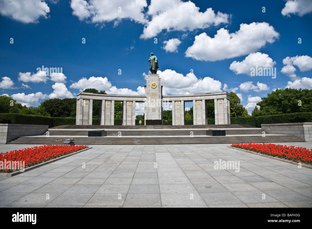 The memorial to the Russian soldiers of the second world war in Berlin ...